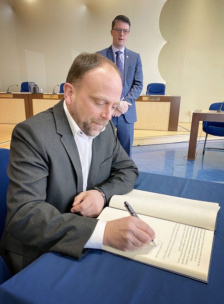 Signature du Livre d’or : la Ville honore Patrick Monast - Ville de ...